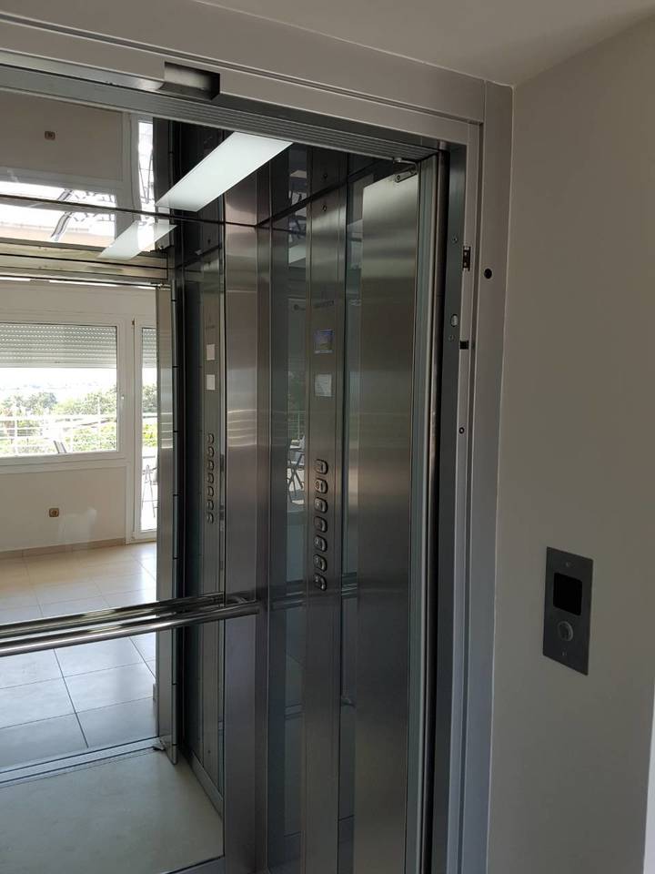 εγκατάσταση ανελκυστήρα στο Πόρτο Ράφτη 2 - εξωτερικός ανελκυστήρας