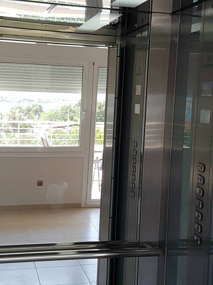 εγκατάσταση ανελκυστήρα στο Πόρτο Ράφτη 2 - εξωτερικός ανελκυστήρας