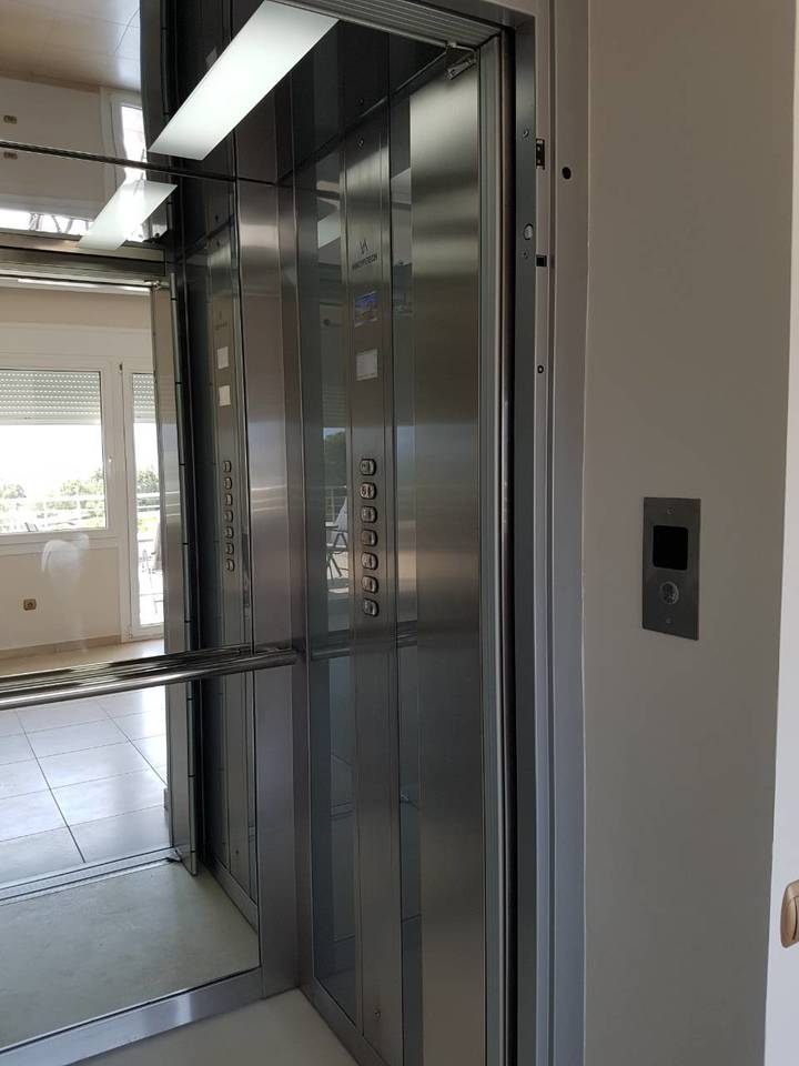 εγκατάσταση ανελκυστήρα στο Πόρτο Ράφτη 2 - εξωτερικός ανελκυστήρας